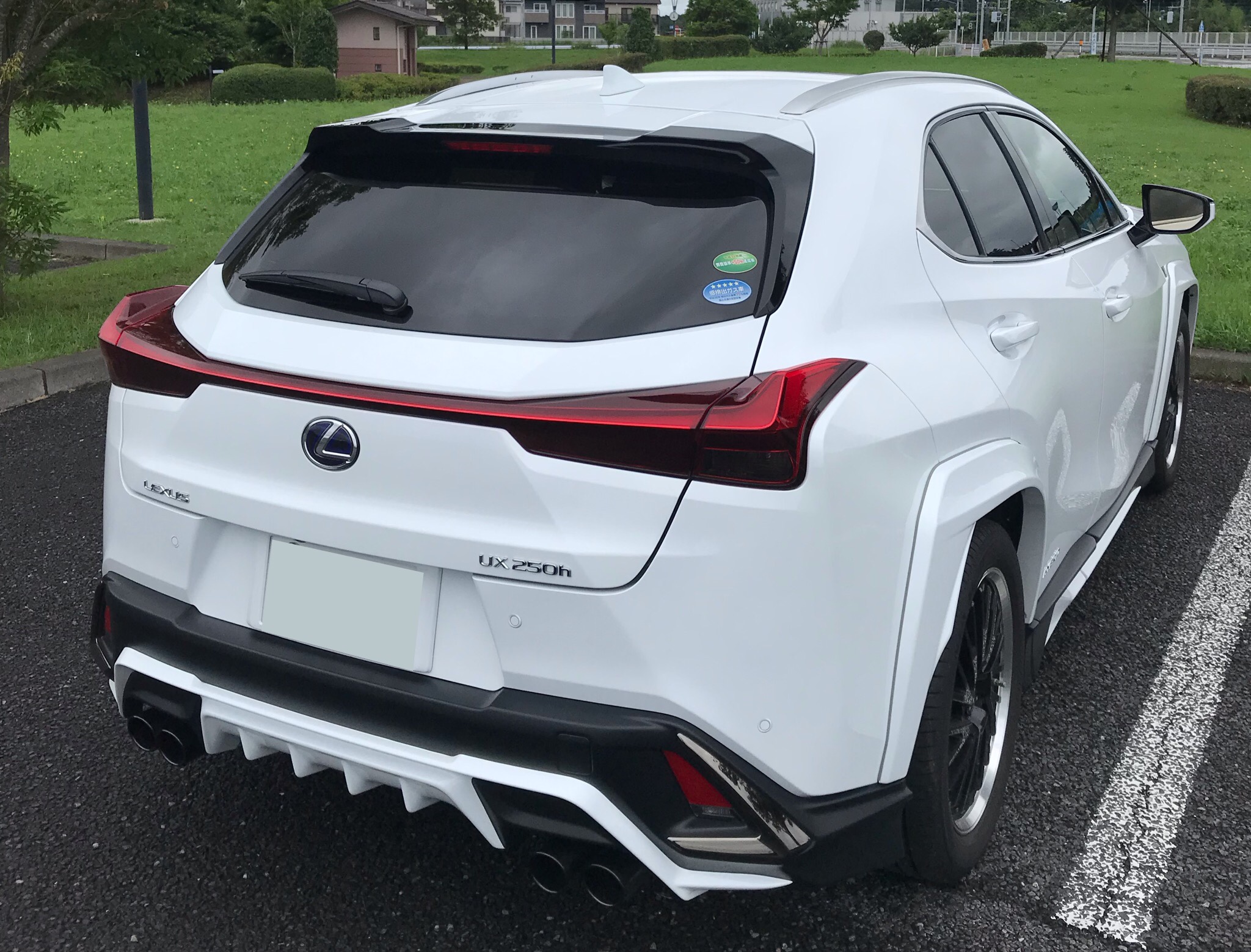 レクサスUX250h F Sport TRDエアロ装着車を試乗しました。エクステリア編。ちなみにウィンカーは流れない…｜カズウラさんの車と日常